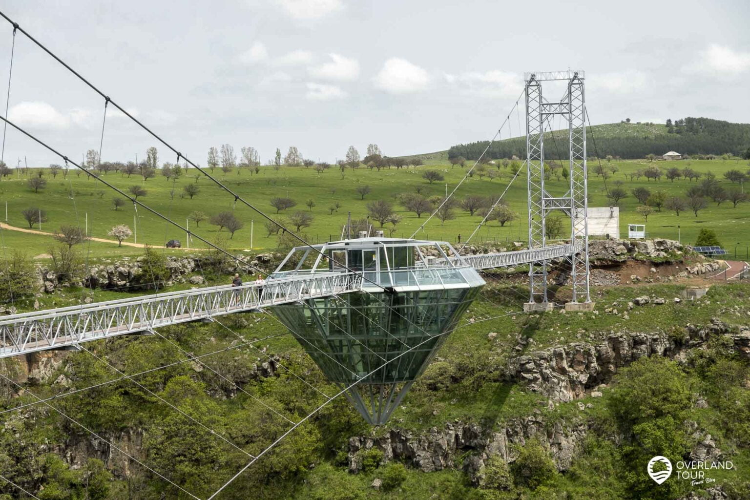 Erlebe Georgias Diamond Glass Bridge: Atemberaubende Aussichten